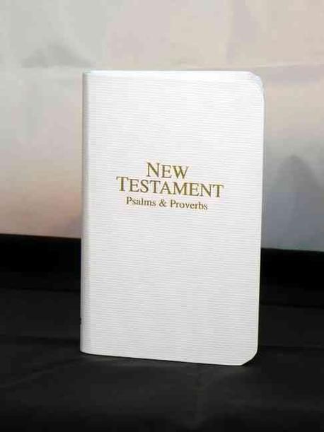 Vest-Pocket New Testament with Psalms and Proverbs-KJV | National ...